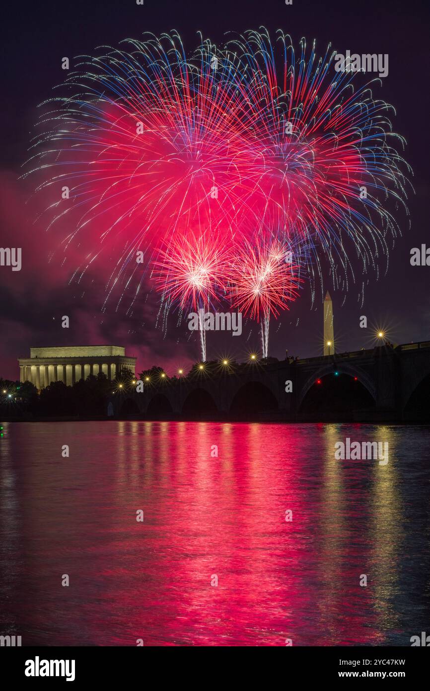 Independence Day Fireworks explode above The Lincoln Memorial, The ...