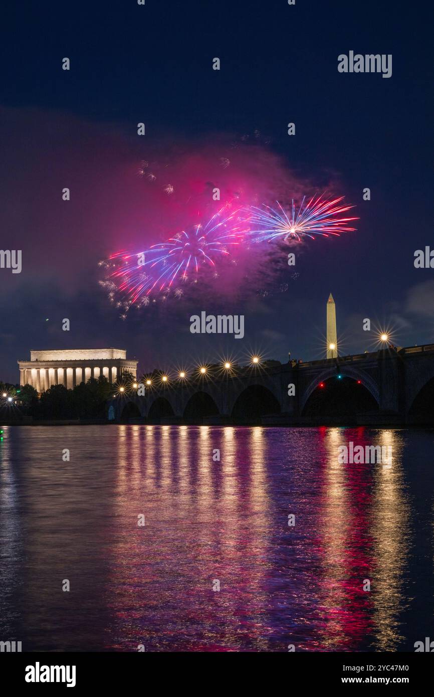 Independence Day Fireworks explode above The Lincoln Memorial, The ...