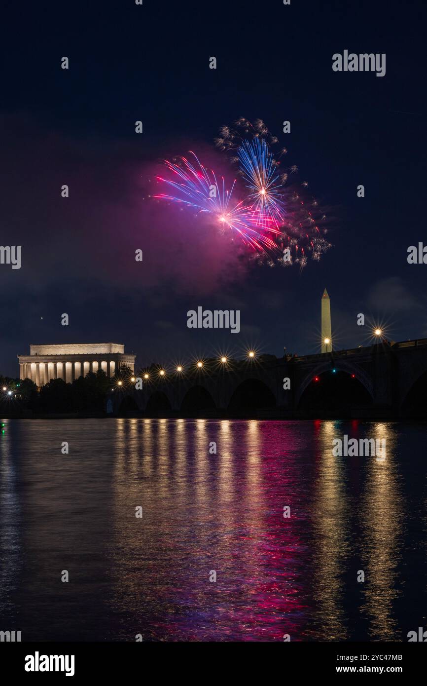 Independence Day Fireworks explode above The Lincoln Memorial, The ...