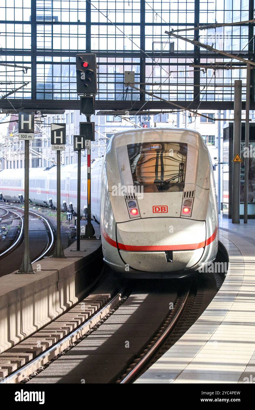 Eisenbahnverkehr am Bahnhof Berlin-Friedrichstraße. Durchfahrt eines ...