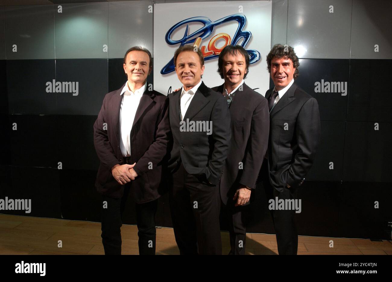 Milan Italy 16/11/2005: The Pooh, Dodi Battaglia guitarist,Roby ...