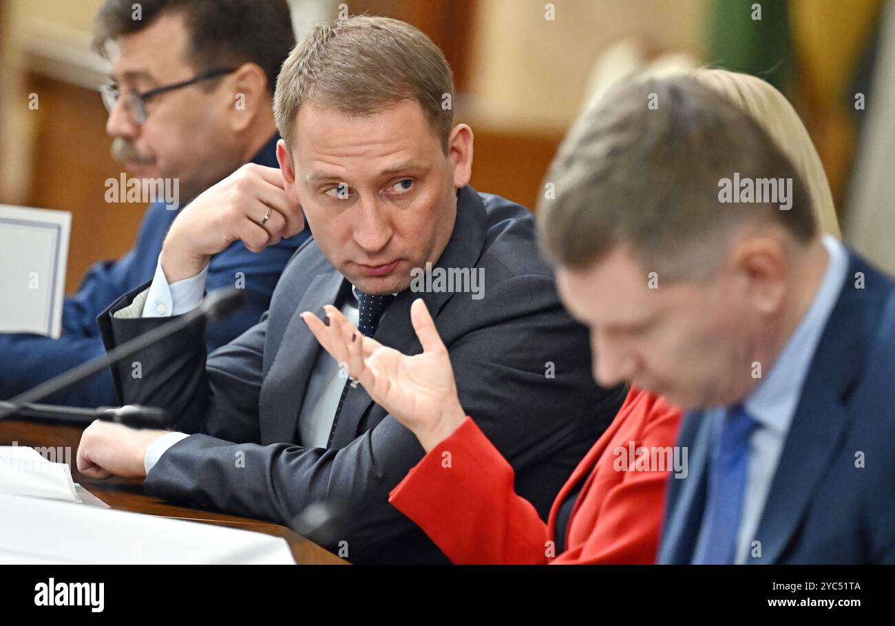 Russian Minister of Natural Resources and Environment Alexander Kozlov (center) during the ...