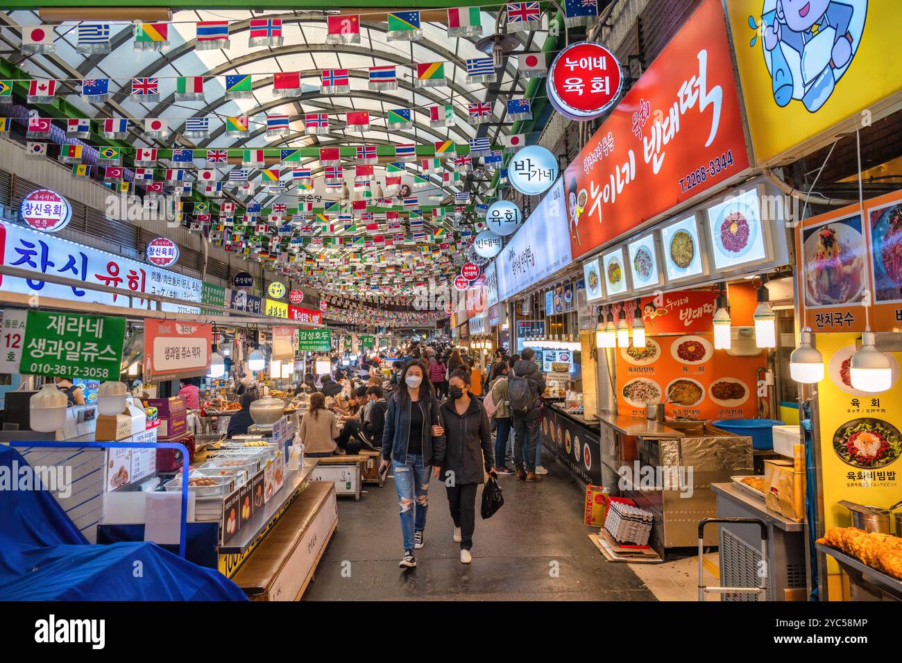 Seoul, South Korea - November 11, 2022 : shop and street food stall ...