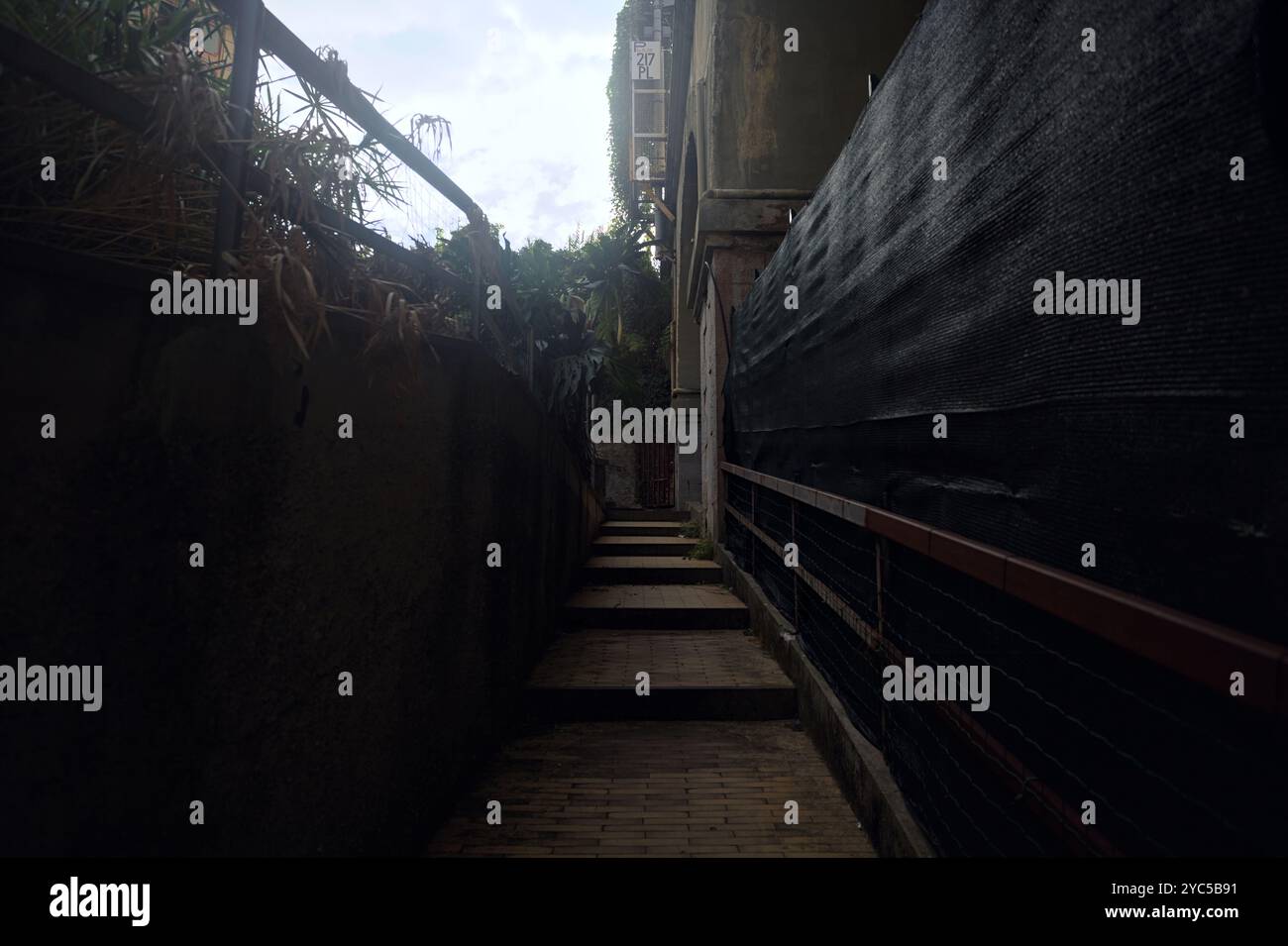 Narrow passageway sidewalk street hi-res stock photography and images ...