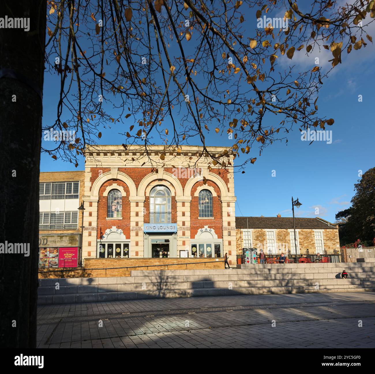 Restaurants around the edge of the Market Place at Kettering, England ...