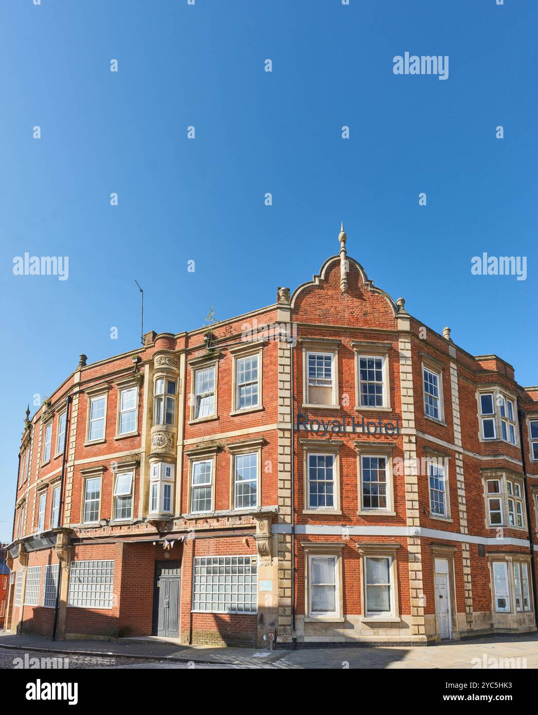 Royal Hotel, on the corner of Market Place, Kettering, England Stock ...