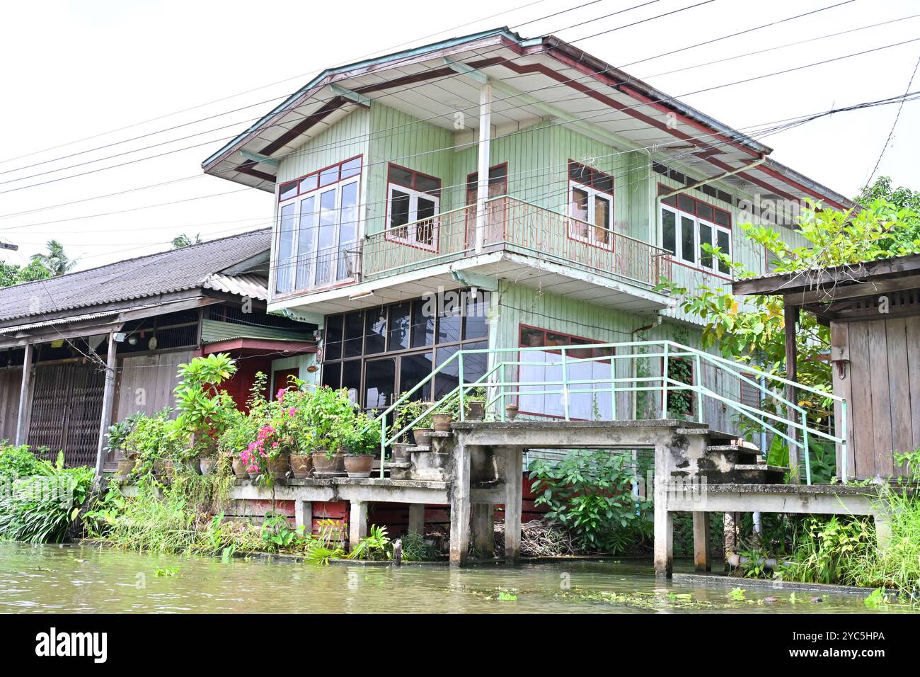 Thai houses located on the side of the canal in damneon saduak Thailand ...