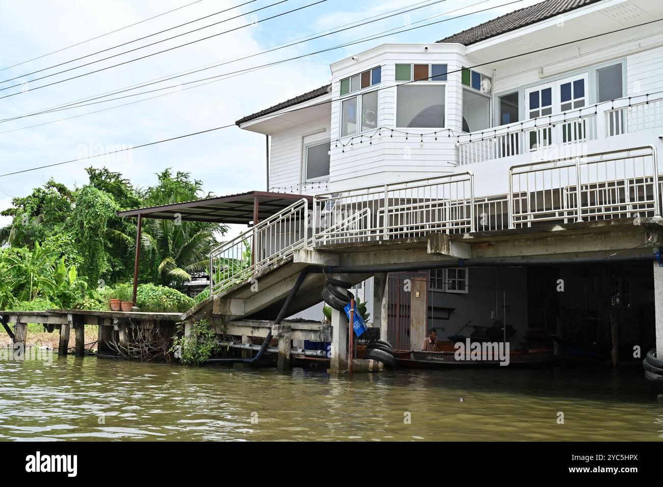 Thai building located on the side of the canal in damneon saduak ...
