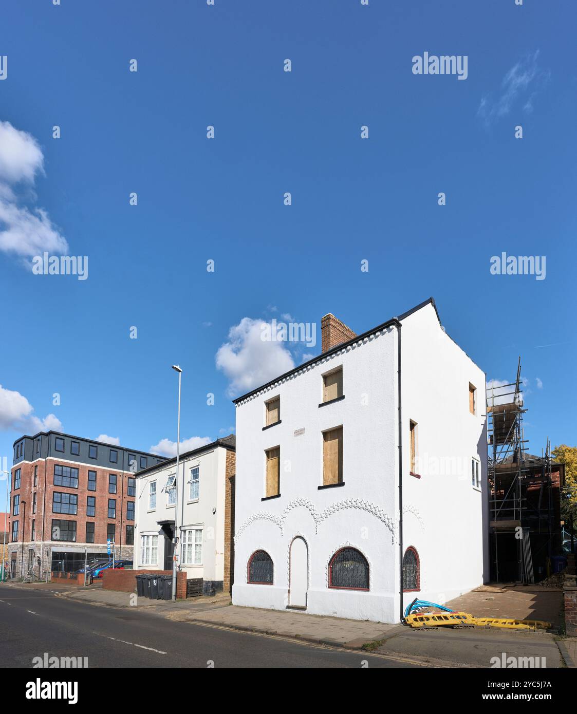 Boarded up disused shop on the London Road, Kettering, England Stock ...