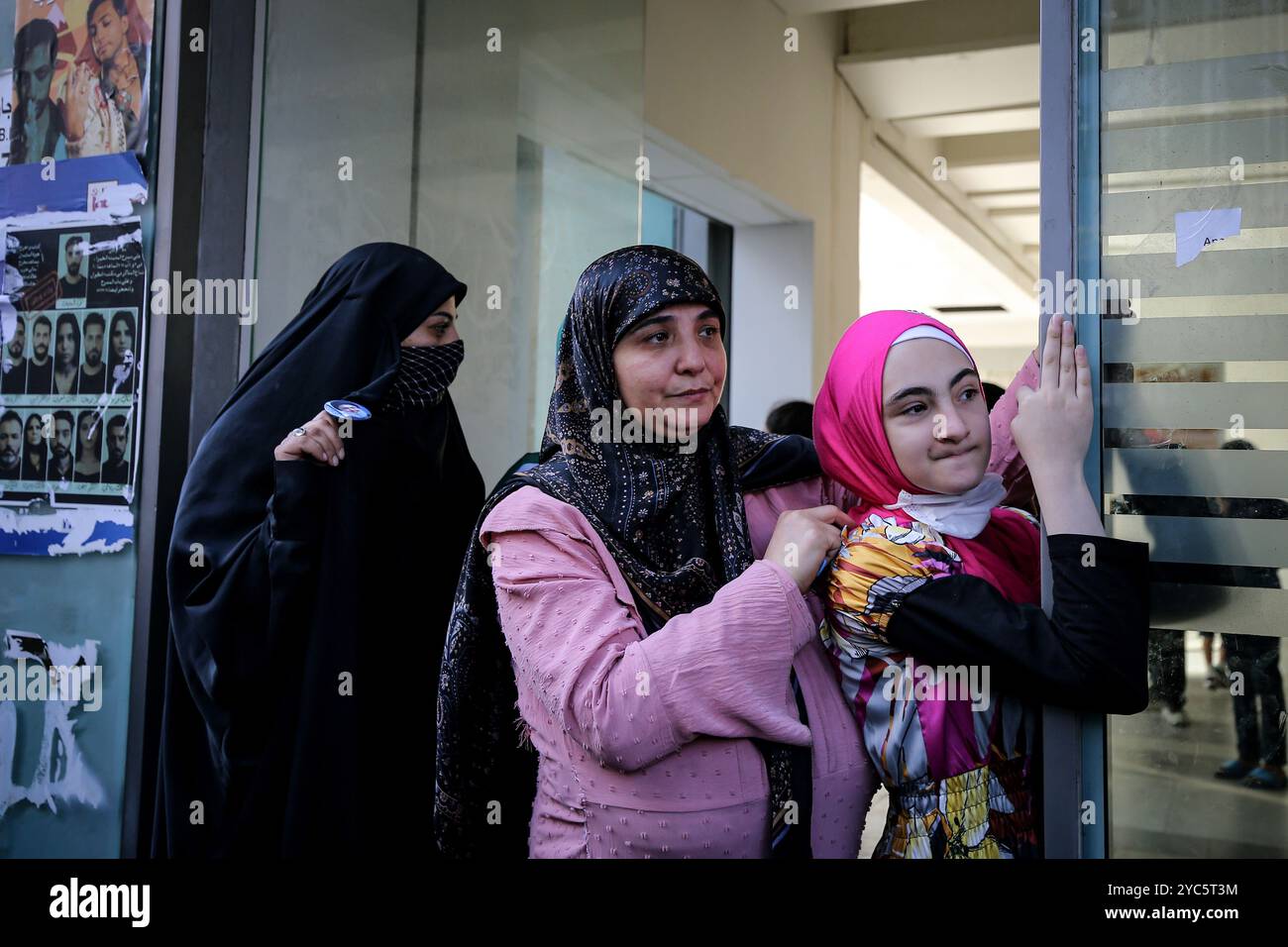 Iranian women soldiers hi-res stock photography and images - Alamy