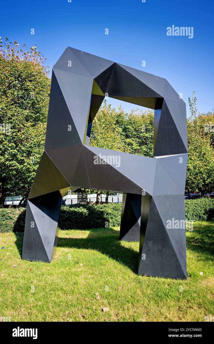 Minimalist aluminum sculpture hi-res stock photography and images - Alamy