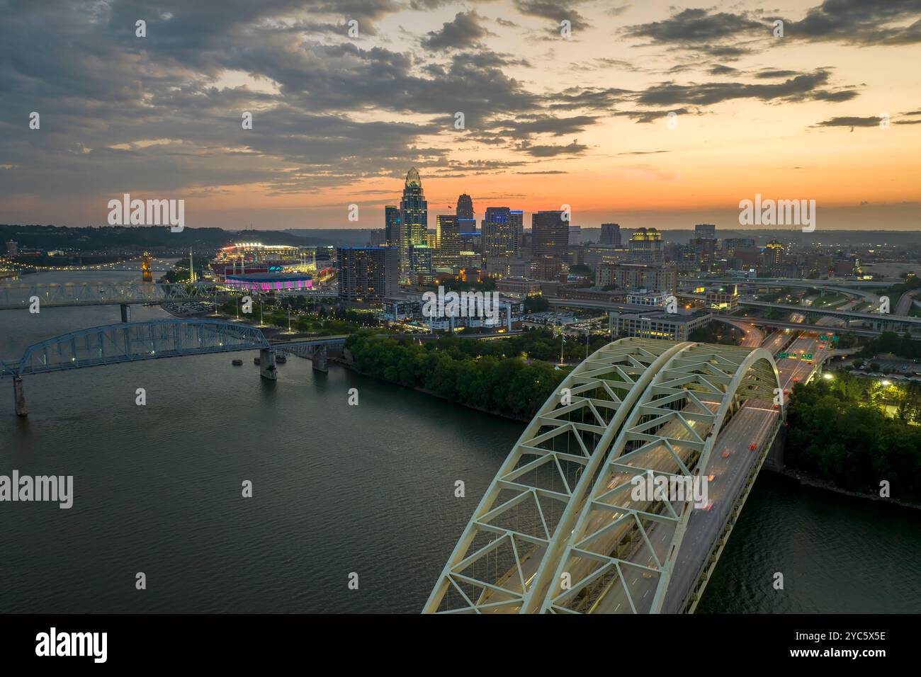 Night urban landscape of downtown district of Cincinnati city in Ohio ...
