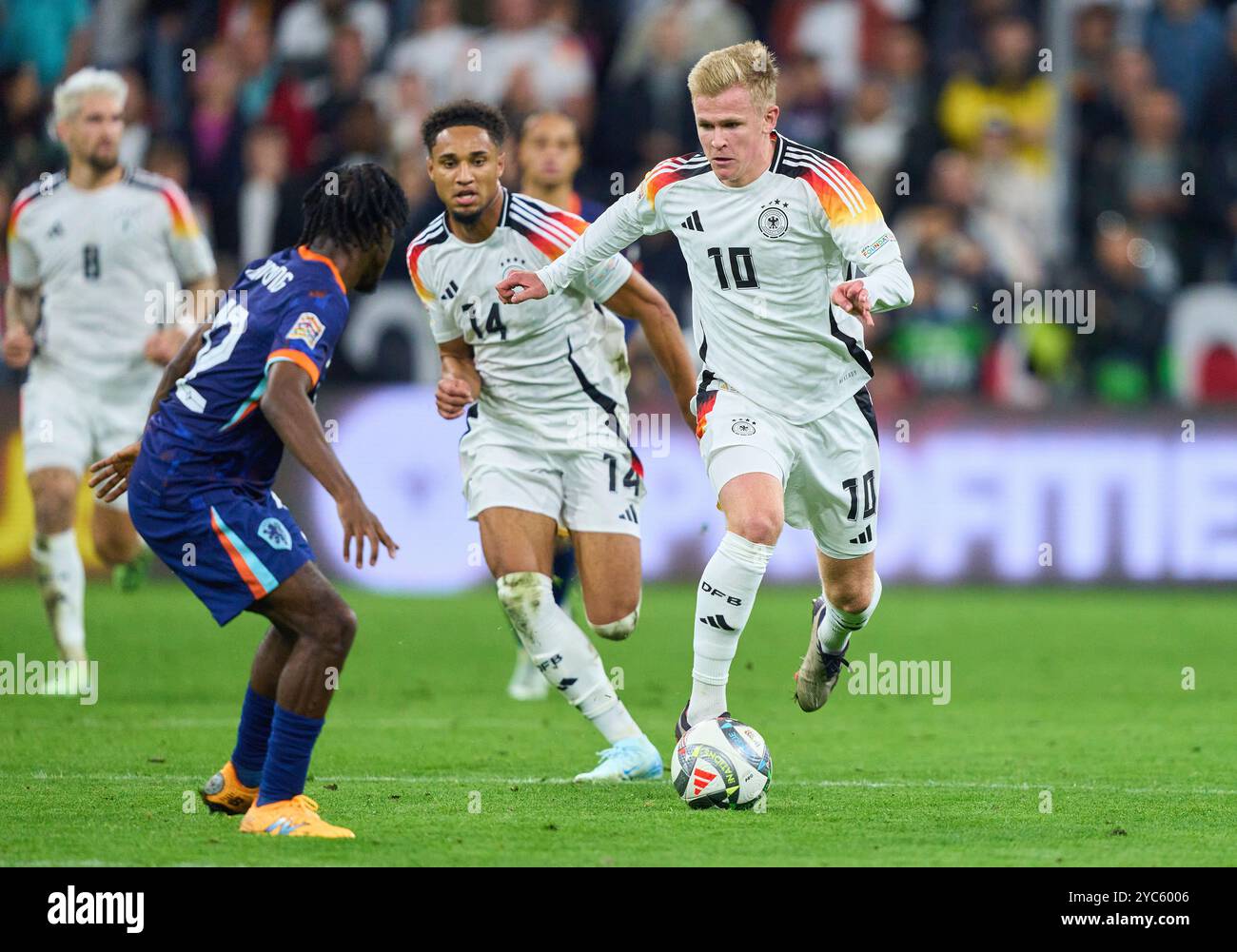 Jonathan Burkhardt, DFB 10 Kevin Schade, DFB 14 compete for the ball ...