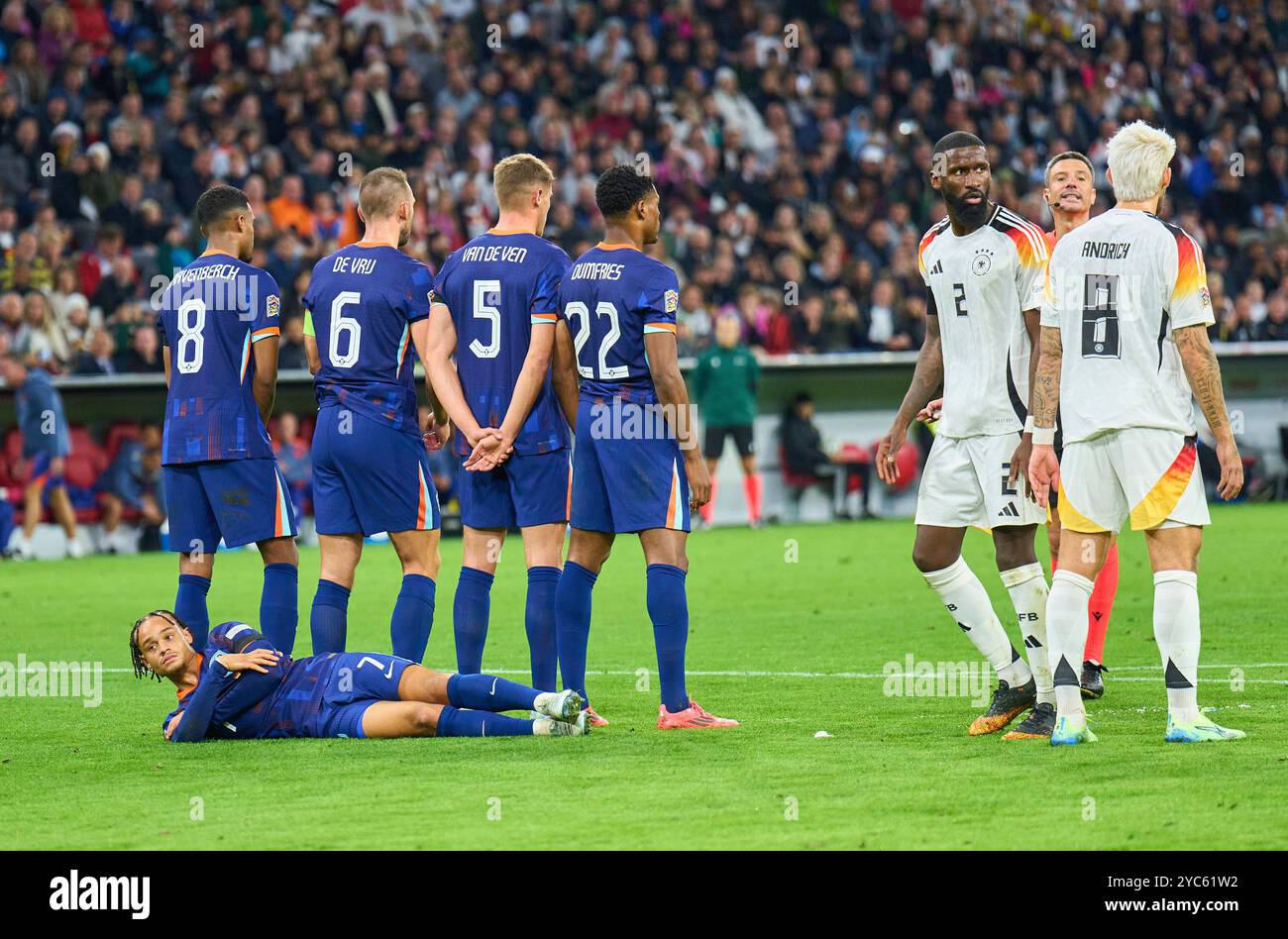 Free kick wall, Xavi Simons, NL 7 Ryan Gravenberch, NL 8 Stefan de Vrij ...