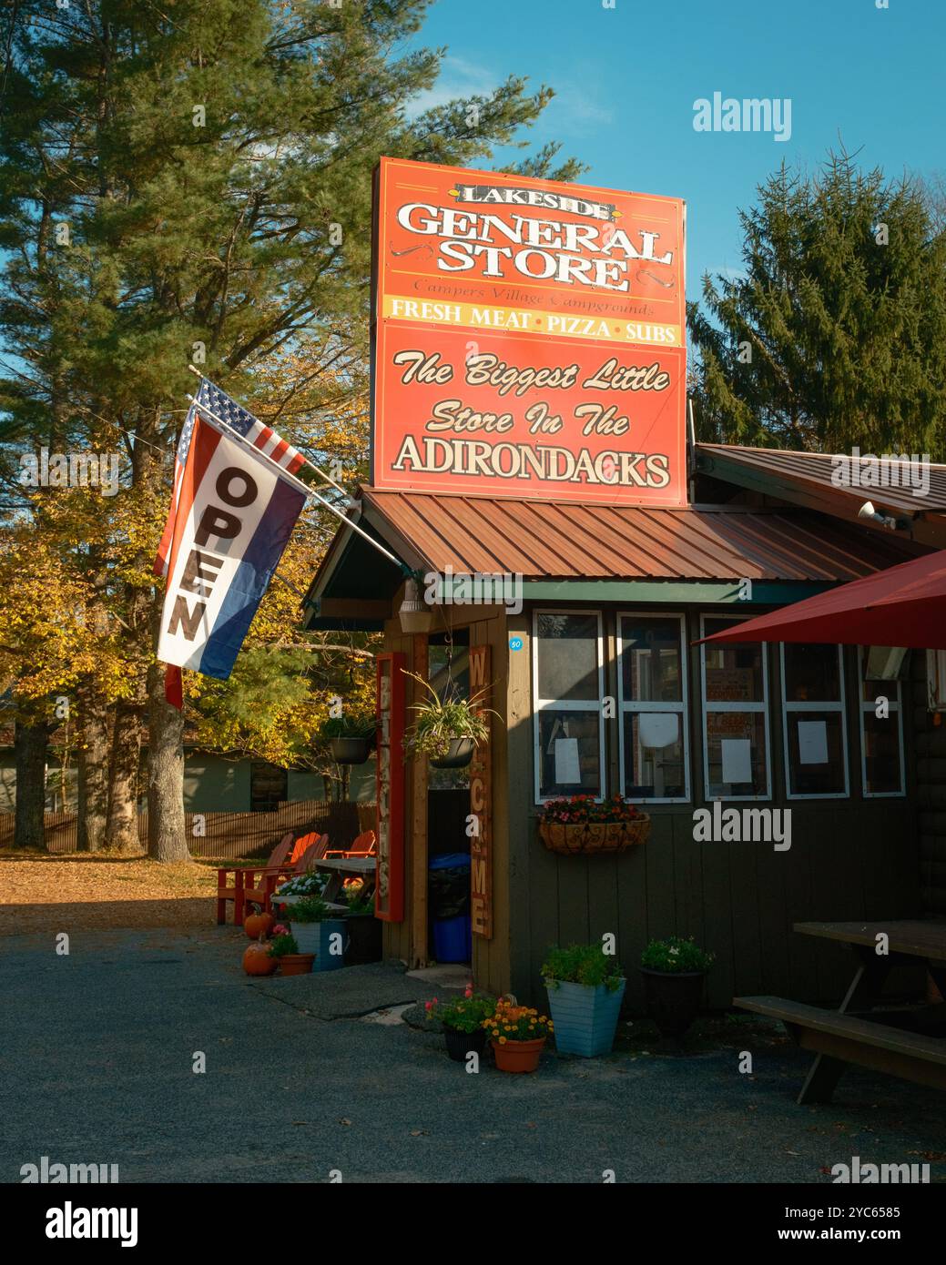 Lakeside general store hi-res stock photography and images - Alamy