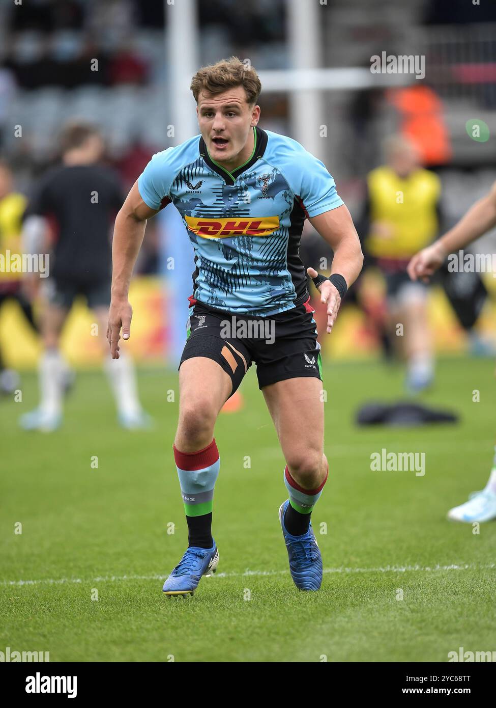 Oscar Beard of Harlequins warms up before the Harlequins v Saracens ...