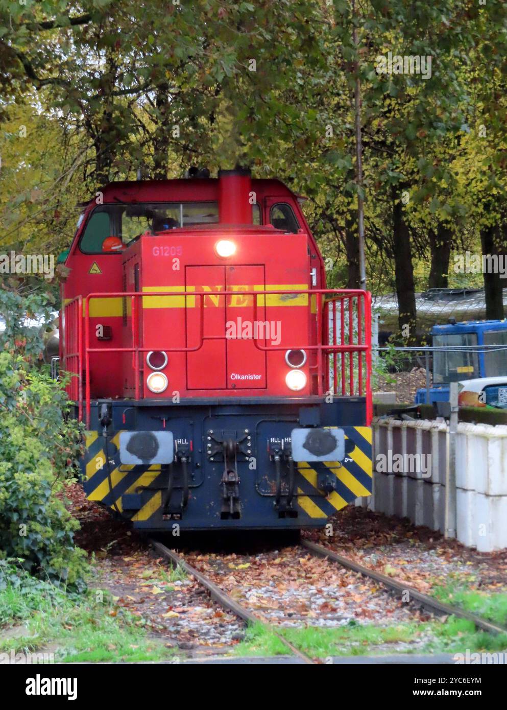 ...Transferlok bereit zum Ueberqueren der Straße Rangierlok Neuss ...
