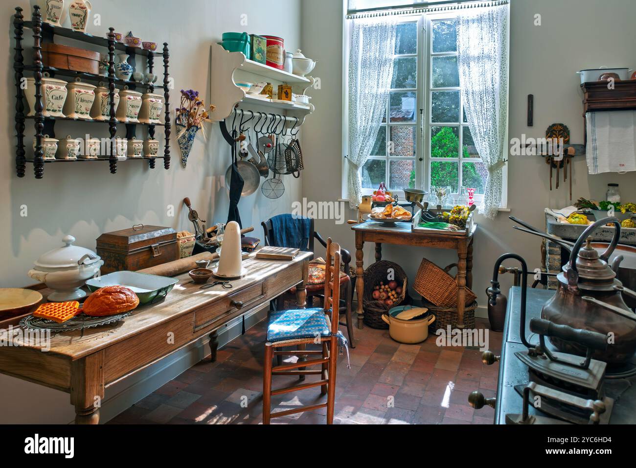 Cooking kitchen 18th hi-res stock photography and images - Alamy