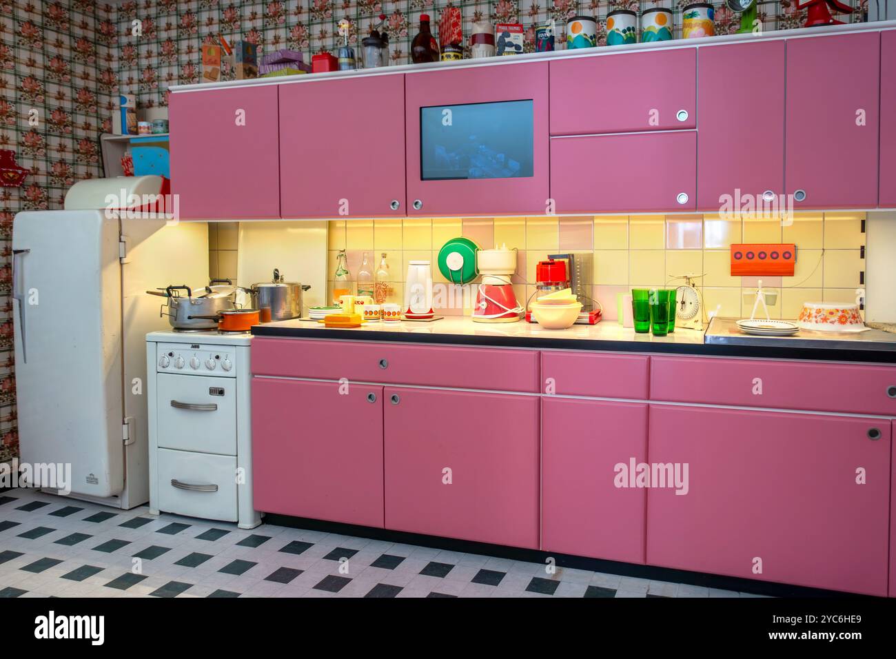 Old electric stove hi-res stock photography and images - Alamy
