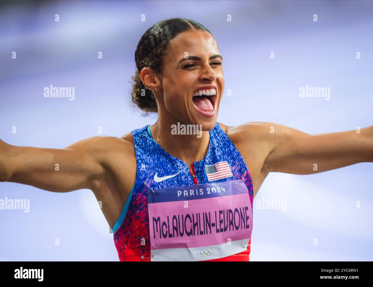 Sydney McLaughlin celebrating her victory with her country's flag in ...