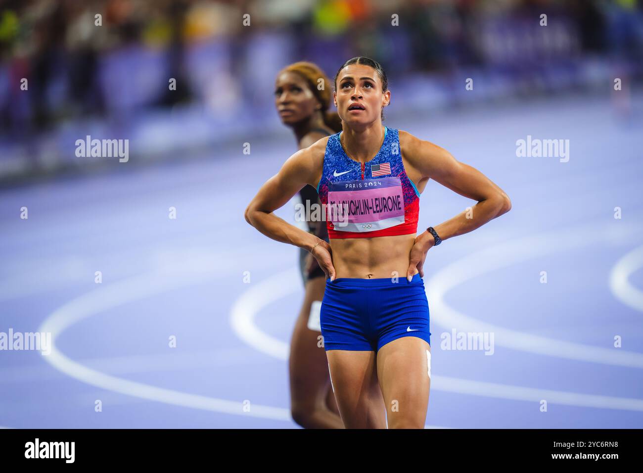 Sydney McLaughlin celebrating her victory with her country's flag in ...