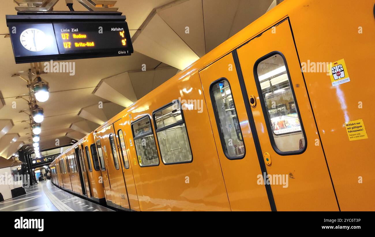 20.10.2024, Berlin - Deutschland. U-Bahn U7 im Bahnhof Rathaus Spandau ...