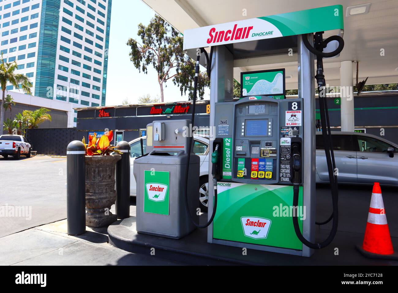 Sinclair Gas Station, owned by HF Sinclair Corporation Stock Photo - Alamy