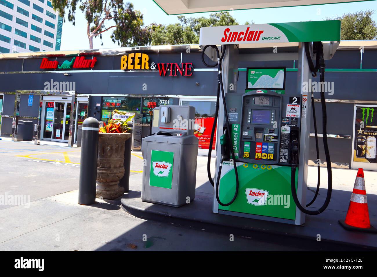 Sinclair Gas Station, owned by HF Sinclair Corporation Stock Photo - Alamy