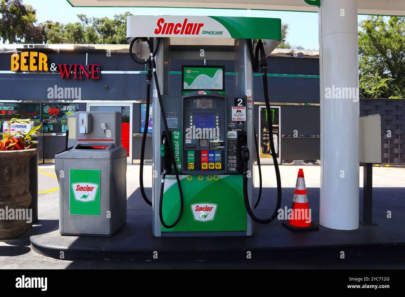 Sinclair Gas Station, owned by HF Sinclair Corporation Stock Photo - Alamy