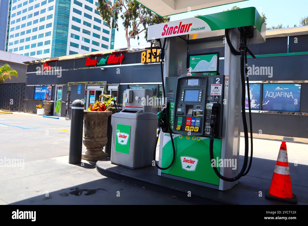 Sinclair gas and oil sign hi-res stock photography and images - Alamy