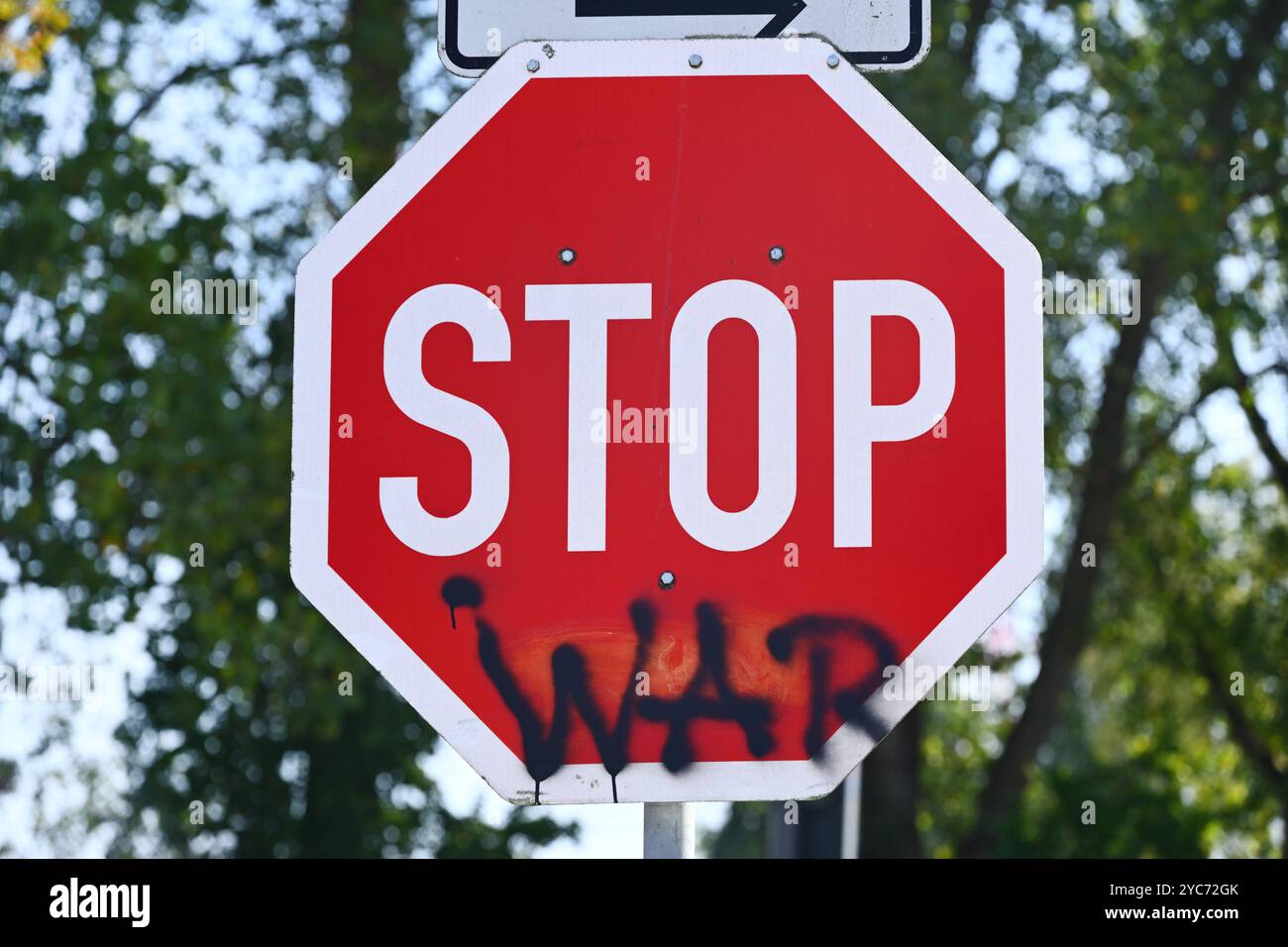 Stop War Schriftzug auf einem Stopschild in Bergedorf, Hamburg ...