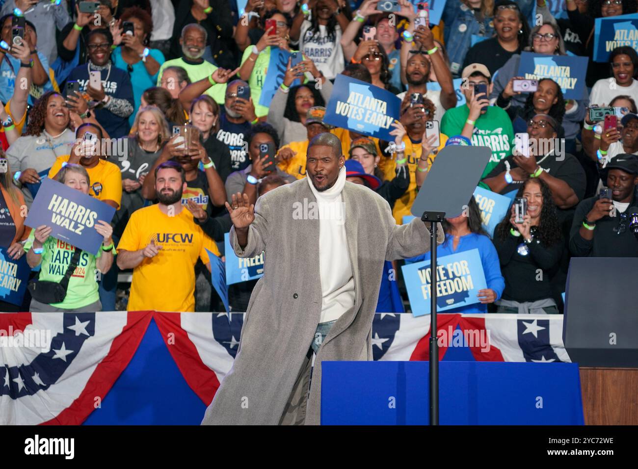 Dances onstage during hi-res stock photography and images - Alamy