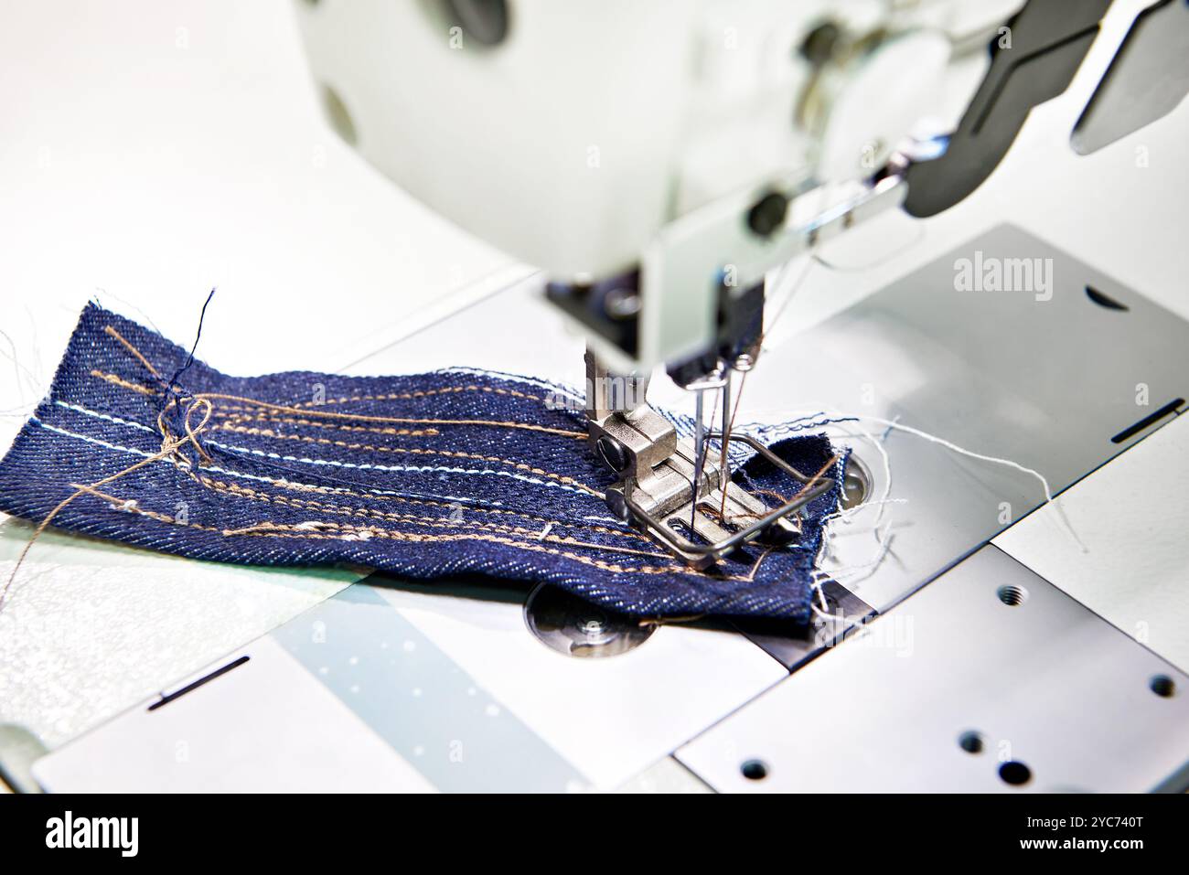 Needle and fabric hi-res stock photography and images - Alamy