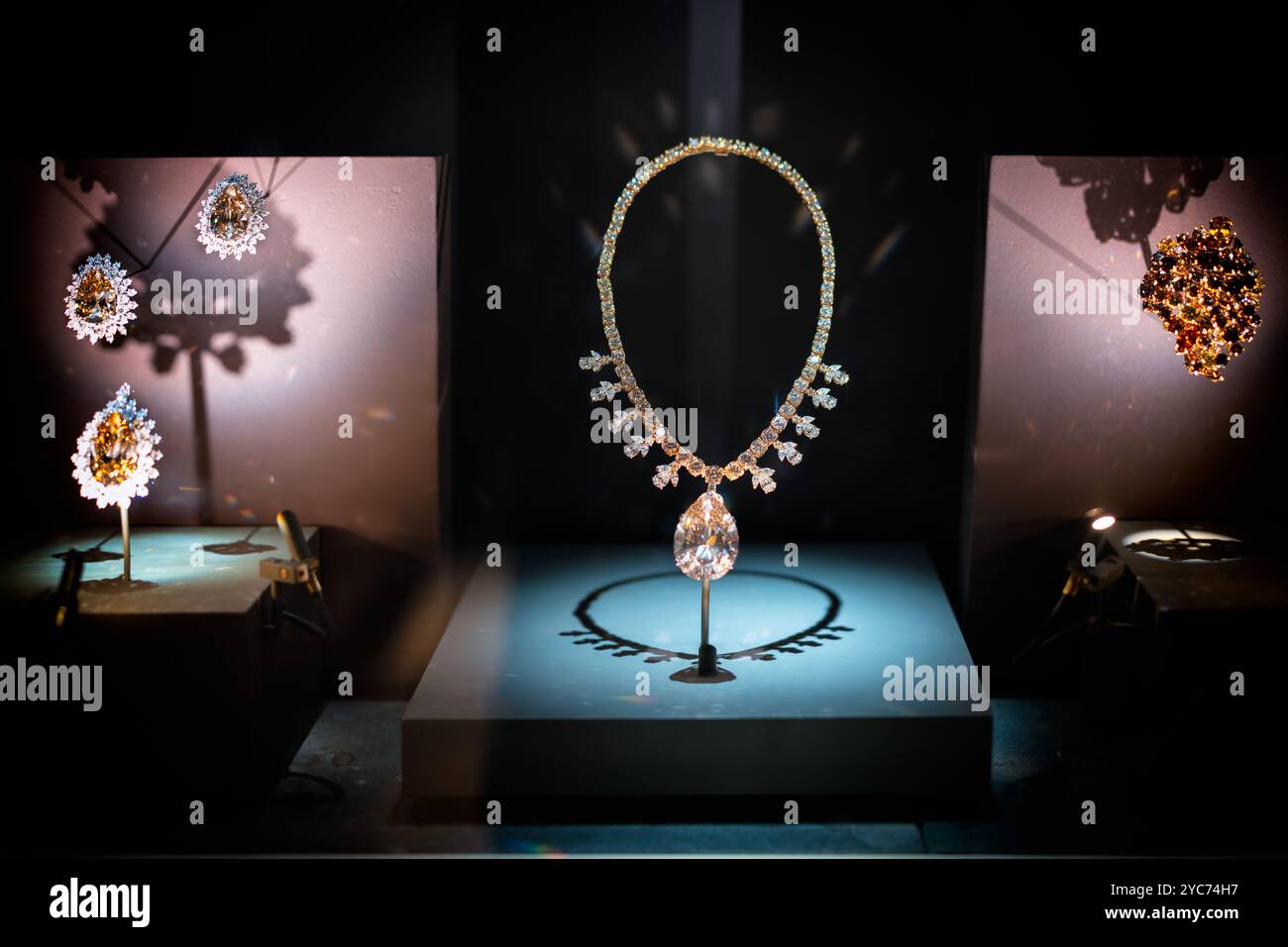 Victoria transvaal diamond necklace hi-res stock photography and images ...