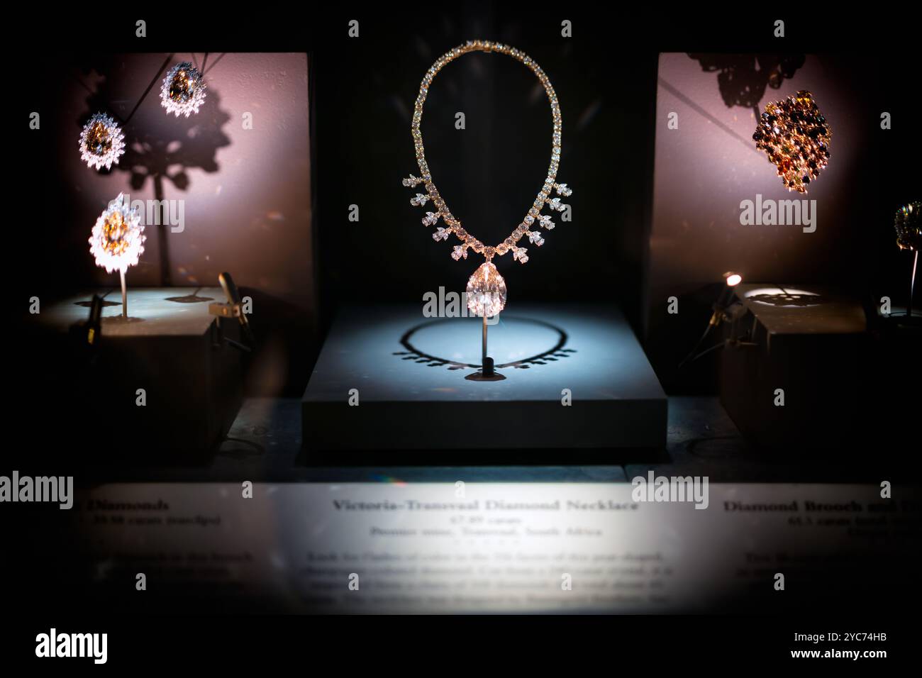 Victoria transvaal diamond necklace hi-res stock photography and images ...