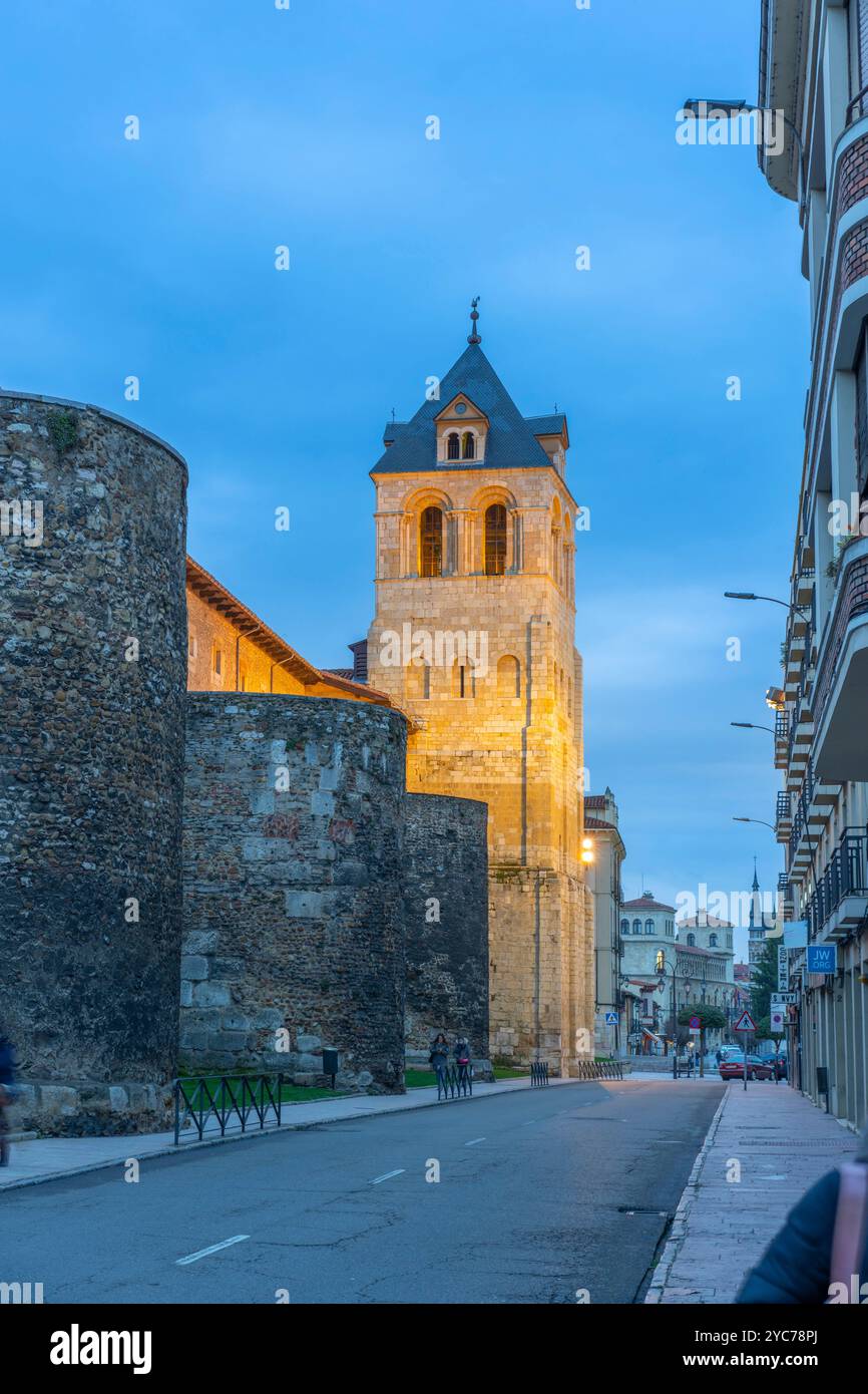 Roman walls, León, Castile and León, Spain Stock Photo - Alamy