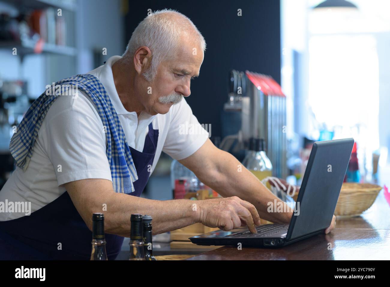 Barista man mobile phone hi-res stock photography and images - Alamy