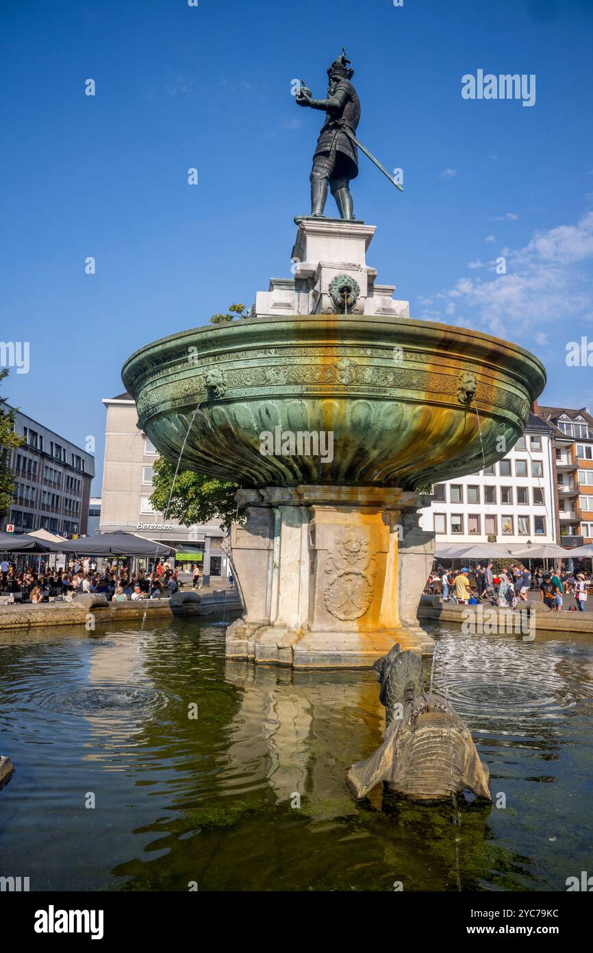 Bronze sculpture market fountain hi-res stock photography and images ...