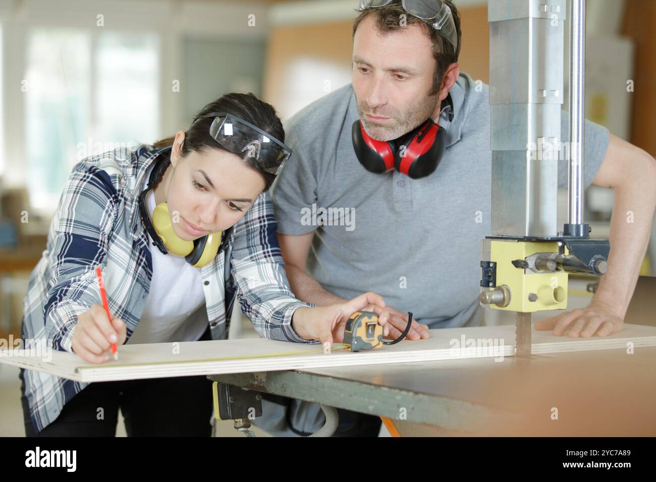 Joiners working in workshop hi-res stock photography and images - Alamy