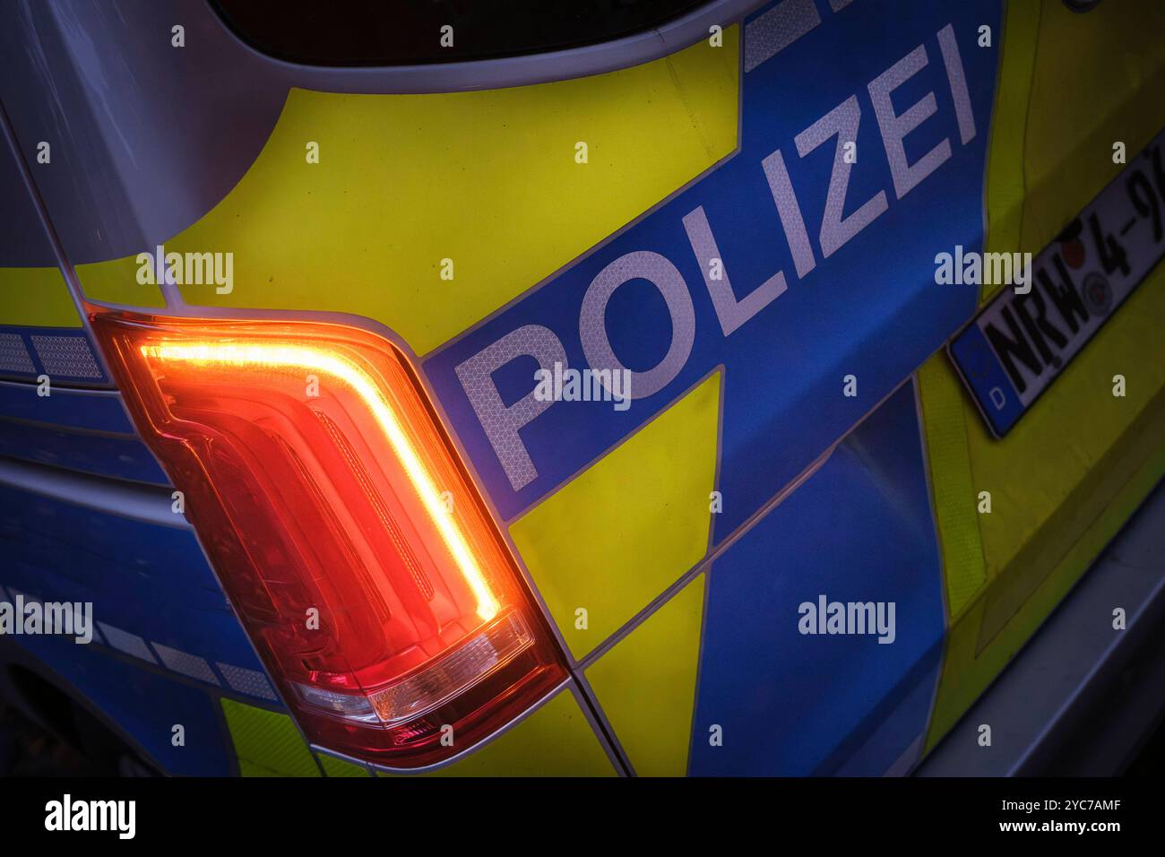 Polizeiwagen im Einsatz in Köln, Stadtteil Nippes *** Police car in ...