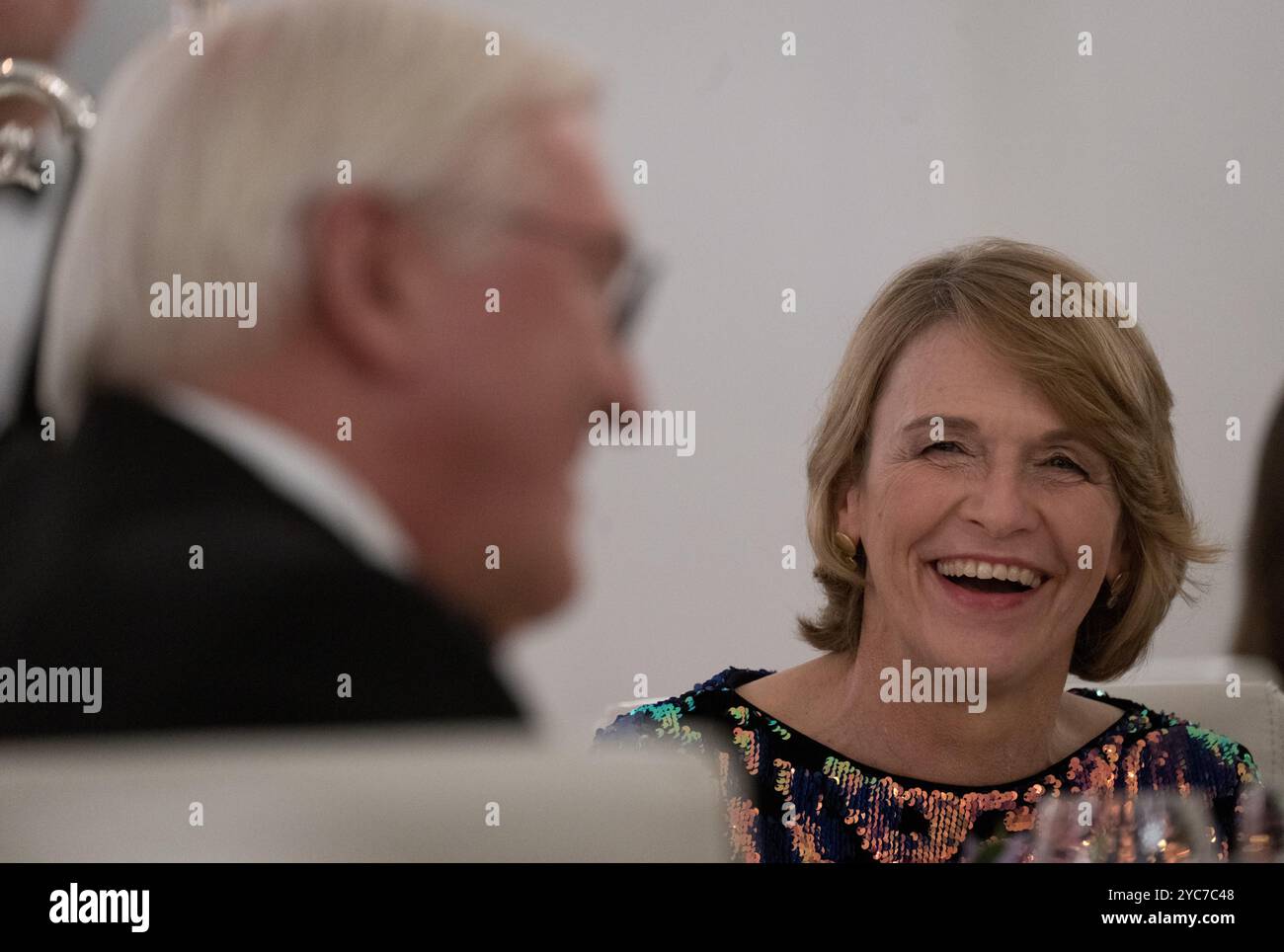 21 October 2024, Berlin: Elke Büdenbender laughs behind Federal ...