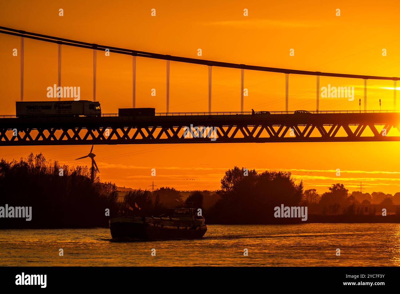 Traffic on the Rhine bridge Emmerich, federal road B220, evening light ...