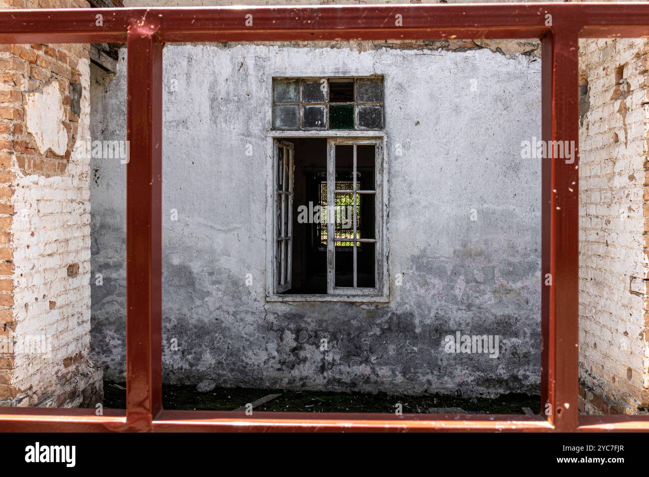 Window in an old building in ruins in the city of São Paulo. Old ...