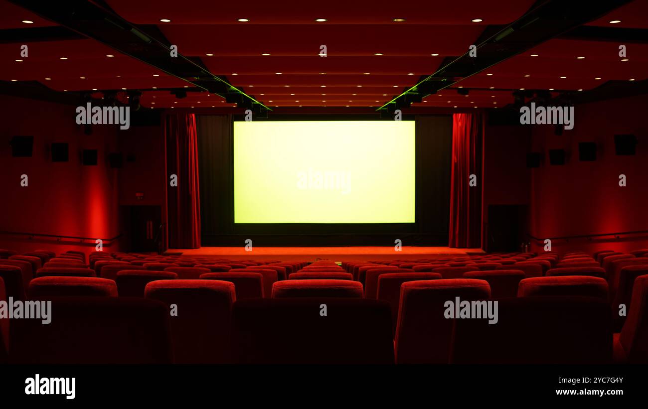 Cinema auditorium screen seats hi-res stock photography and images - Alamy
