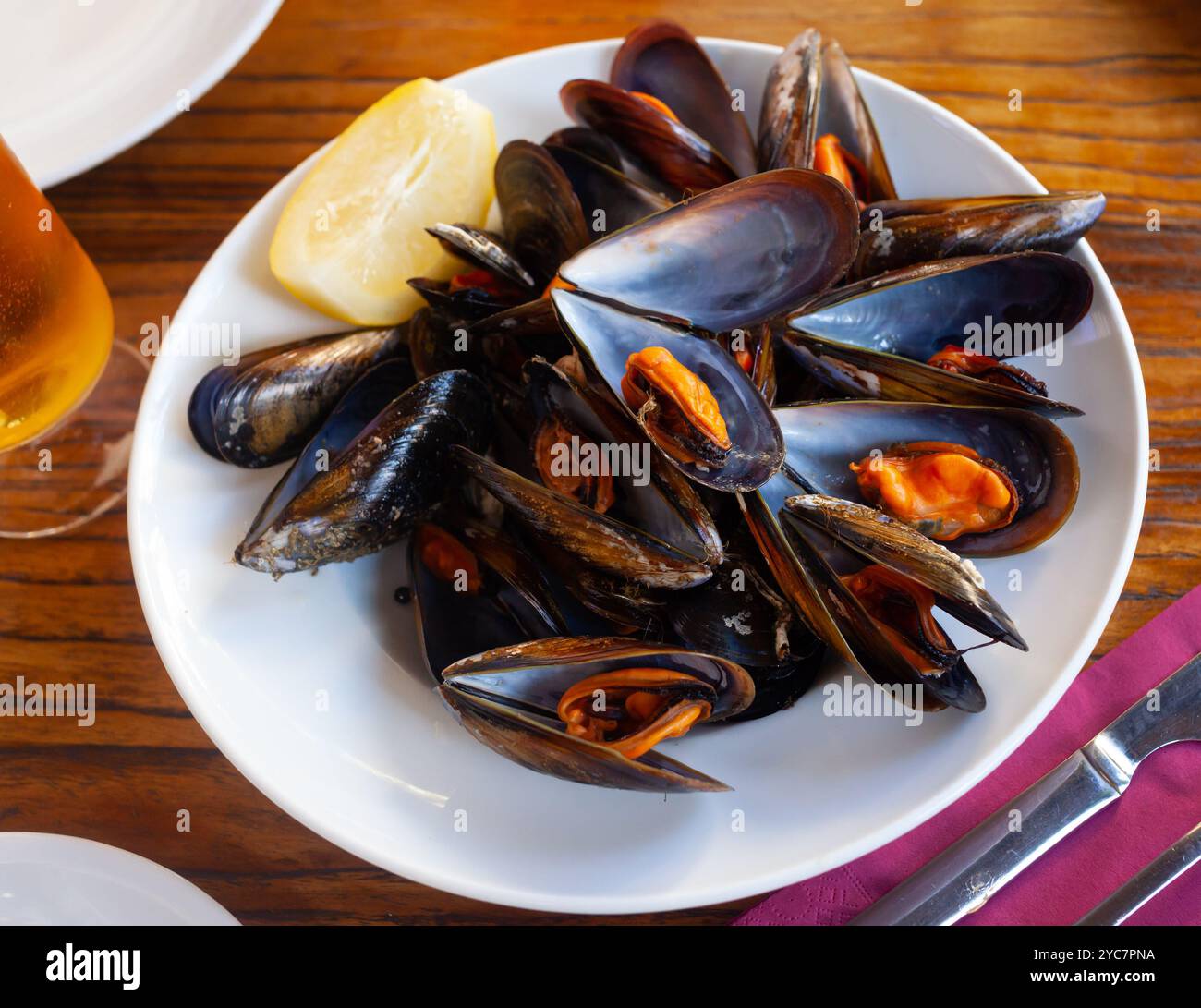Steamed mussel served with lemon Stock Photo - Alamy