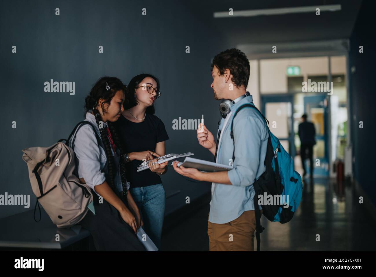 Teenagers students hallway walking hi-res stock photography and images ...