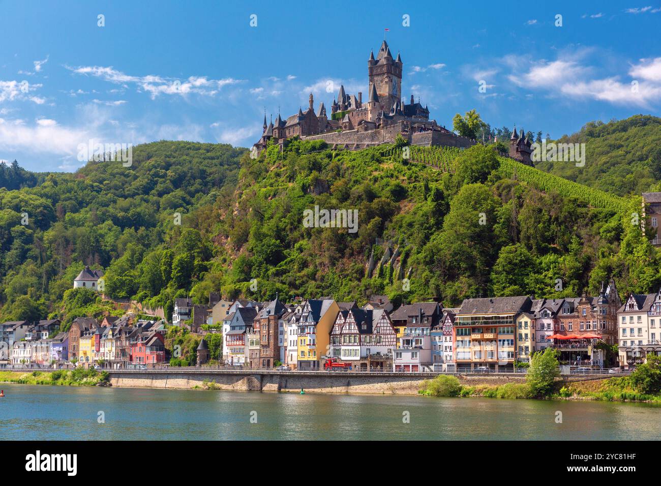 Picturesque view of Cochem and Reichsburg castle on the Mosel river ...