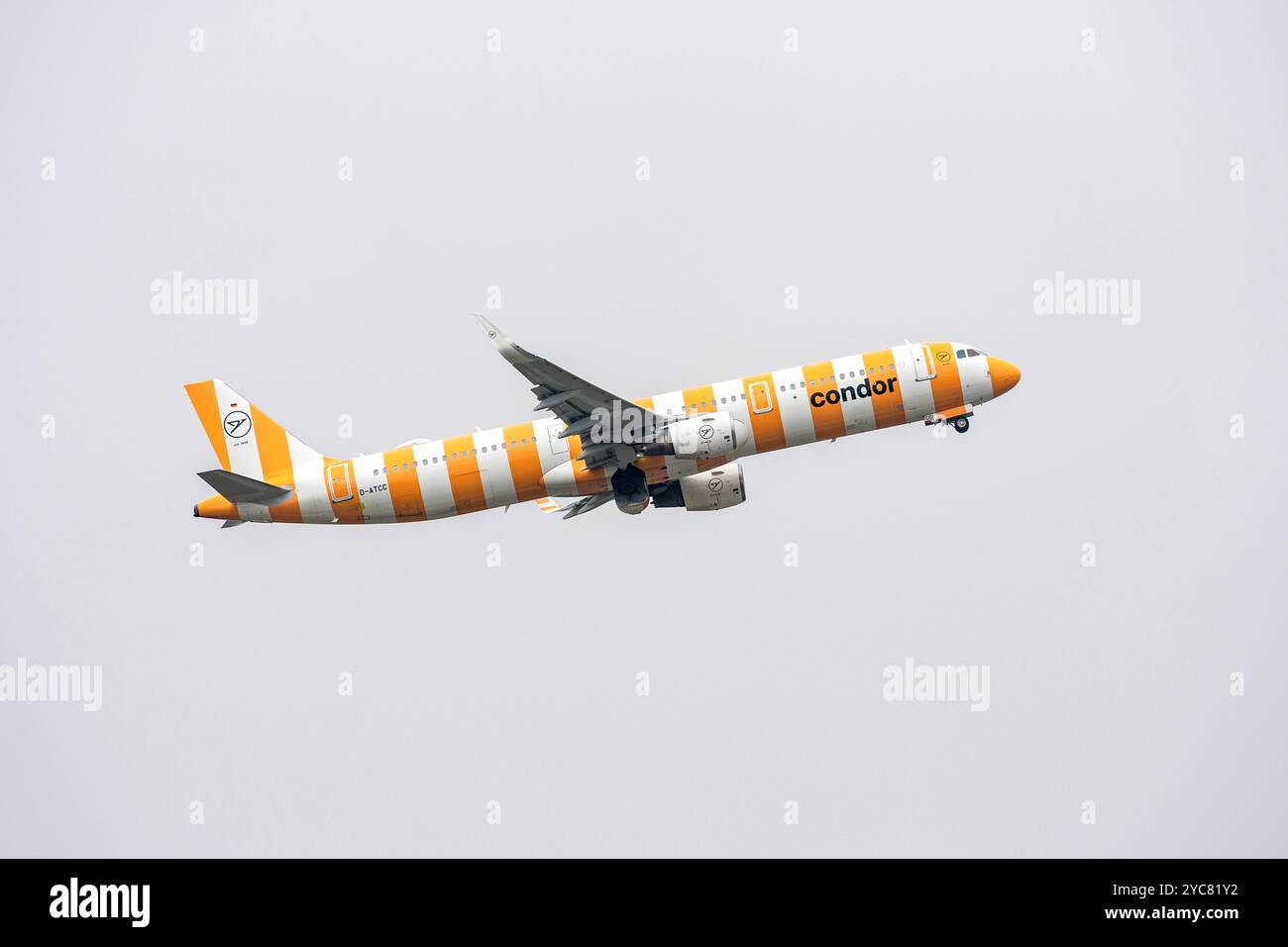 Airbus a321 jet verkehrsflugzeug hi-res stock photography and images ...