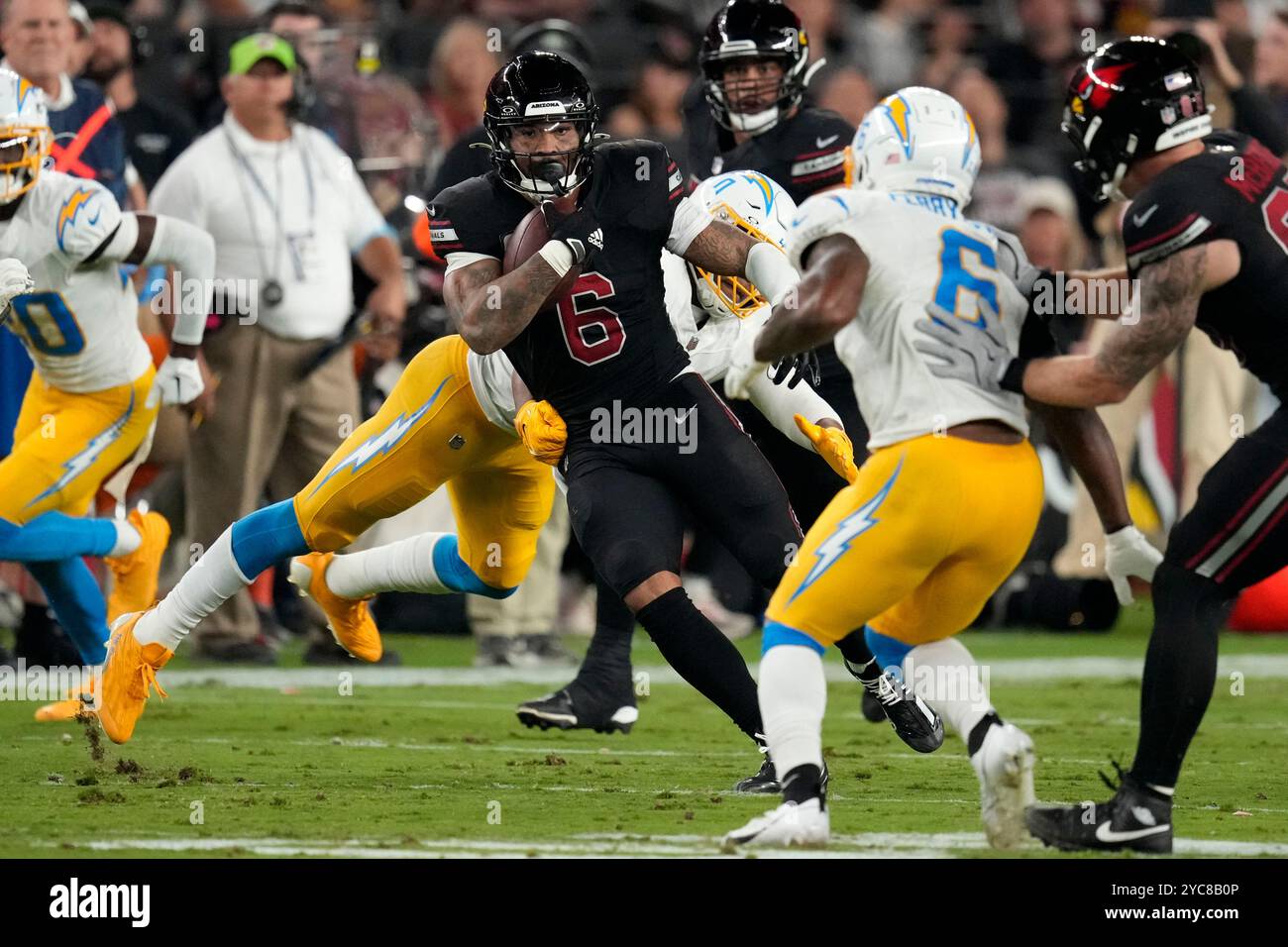 Arizona Cardinals running back James Conner, left, runs from Los ...
