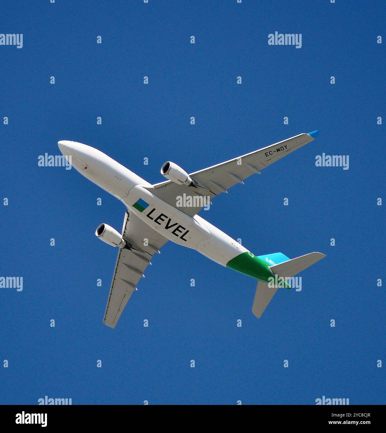 Level plane hi-res stock photography and images - Alamy